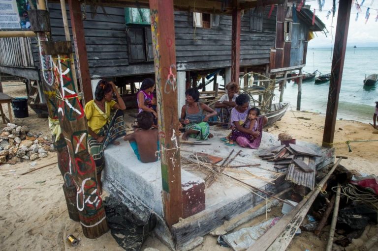 Grounding of the sea nomads: Virus allows Moken to return to the water