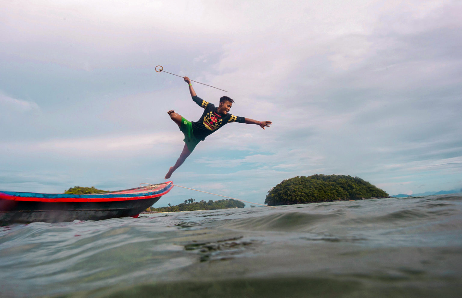Grounding of the sea nomads: Virus allows Moken to return to the water