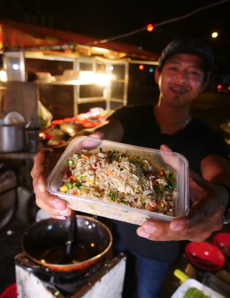 Shirtless fried rice sellers stir fry controversy in Phnom Penh