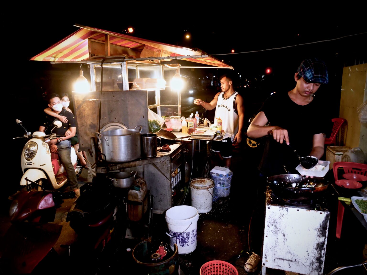 Shirtless fried rice sellers stir fry controversy in Phnom Penh